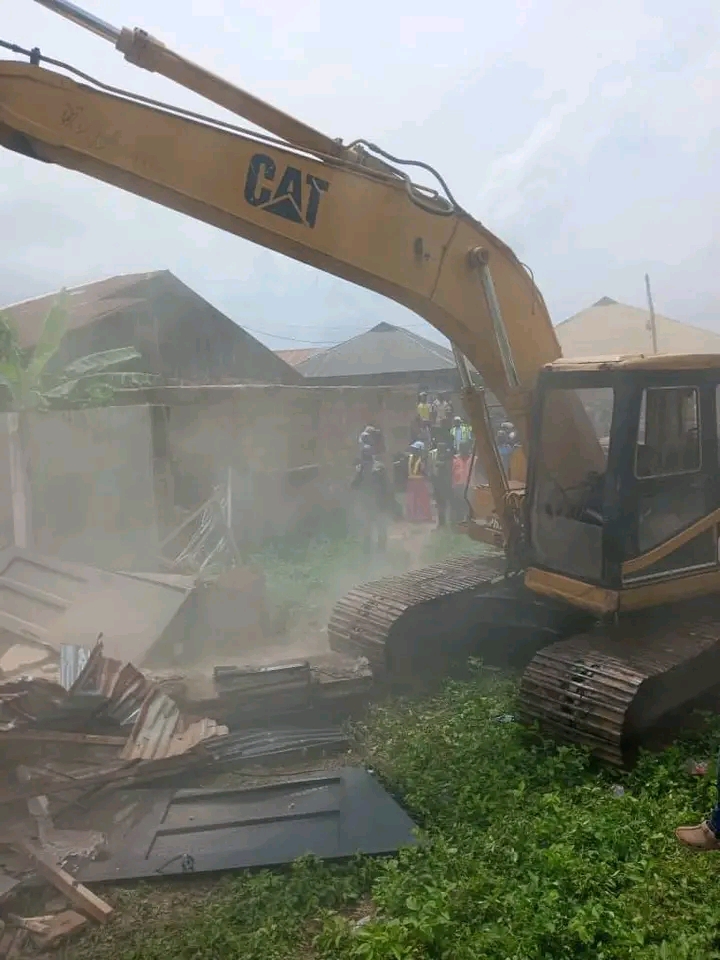 BREAKING: Oyo Govt Demolishes Building Used as Kidnappers’ Hideout in ...