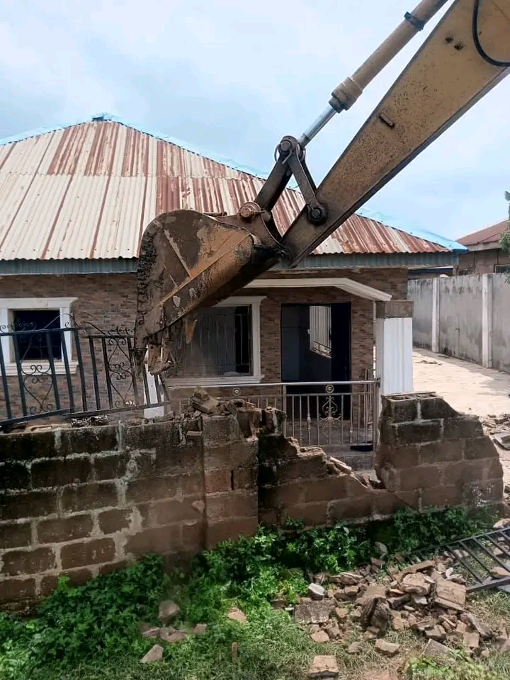 BREAKING: Oyo Govt Demolishes Building Used as Kidnappers’ Hideout in ...