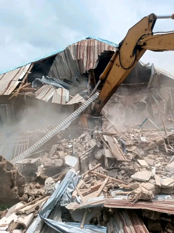 BREAKING: Oyo Govt Demolishes Building Used as Kidnappers’ Hideout in ...